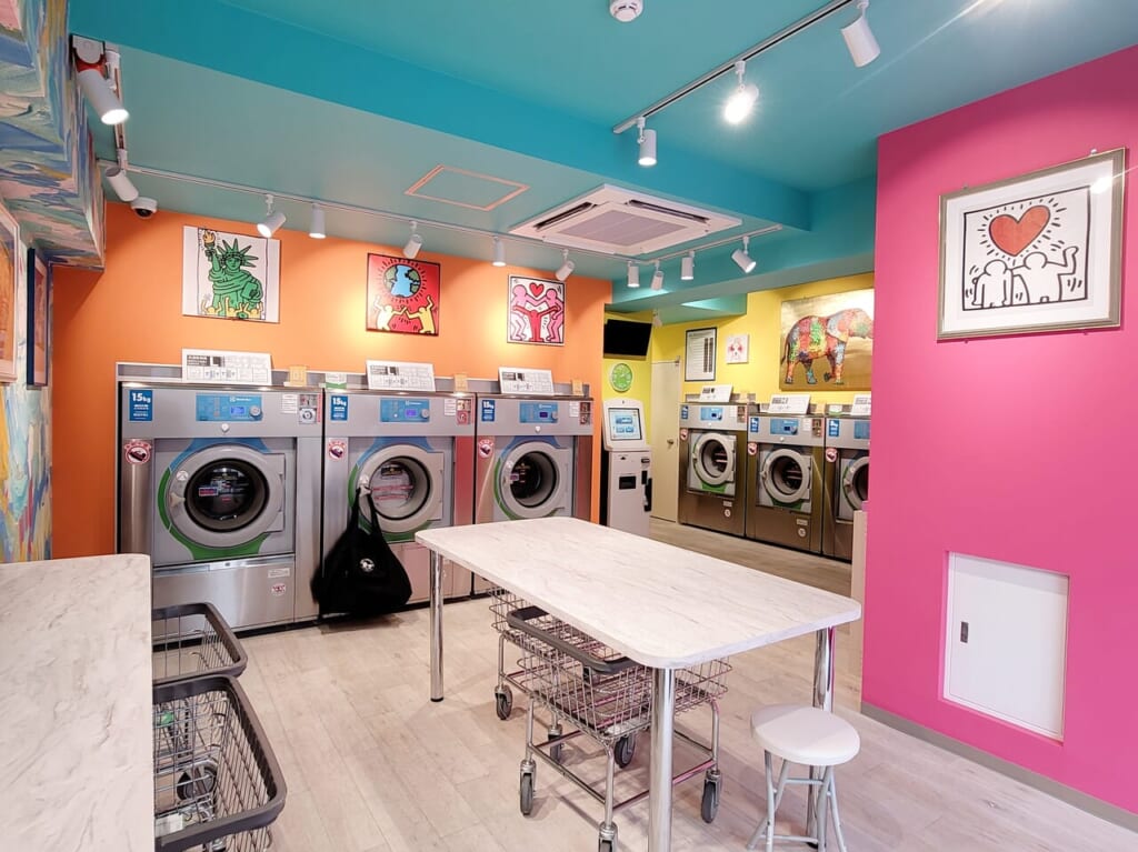 【世田谷区】玉川3丁目にコインランドリー「LA LA LAUNDRY」がオープン！中吉通り沿いでひときわ目を引く外観☆でも外だけじゃないんです ...
